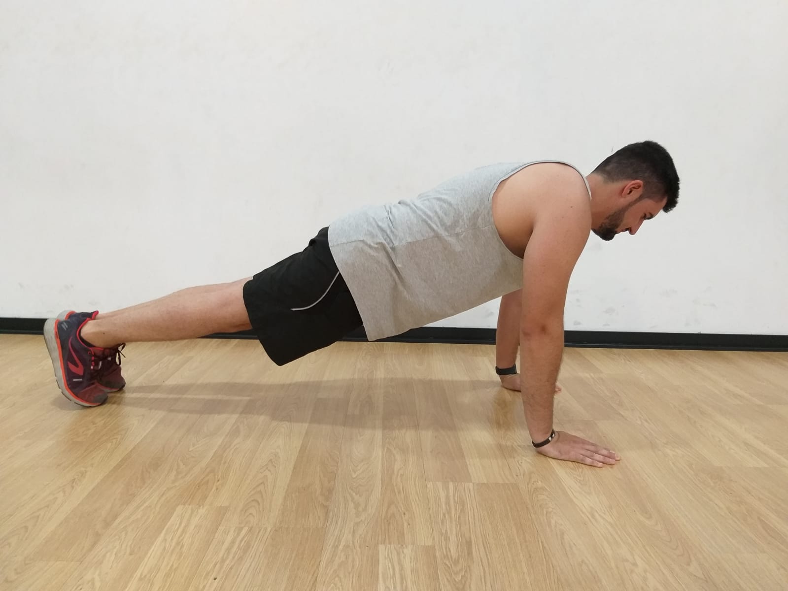 5 ejercicios para pecho y brazos