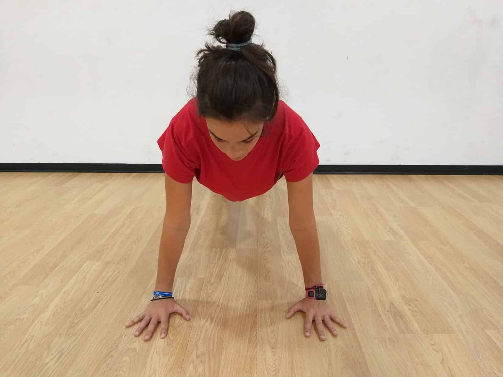 5 ejercicios para pecho y brazos