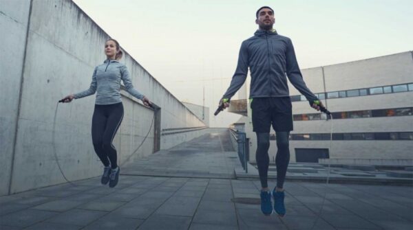 9 Beneficios de saltar a la comba y más recomendaciones